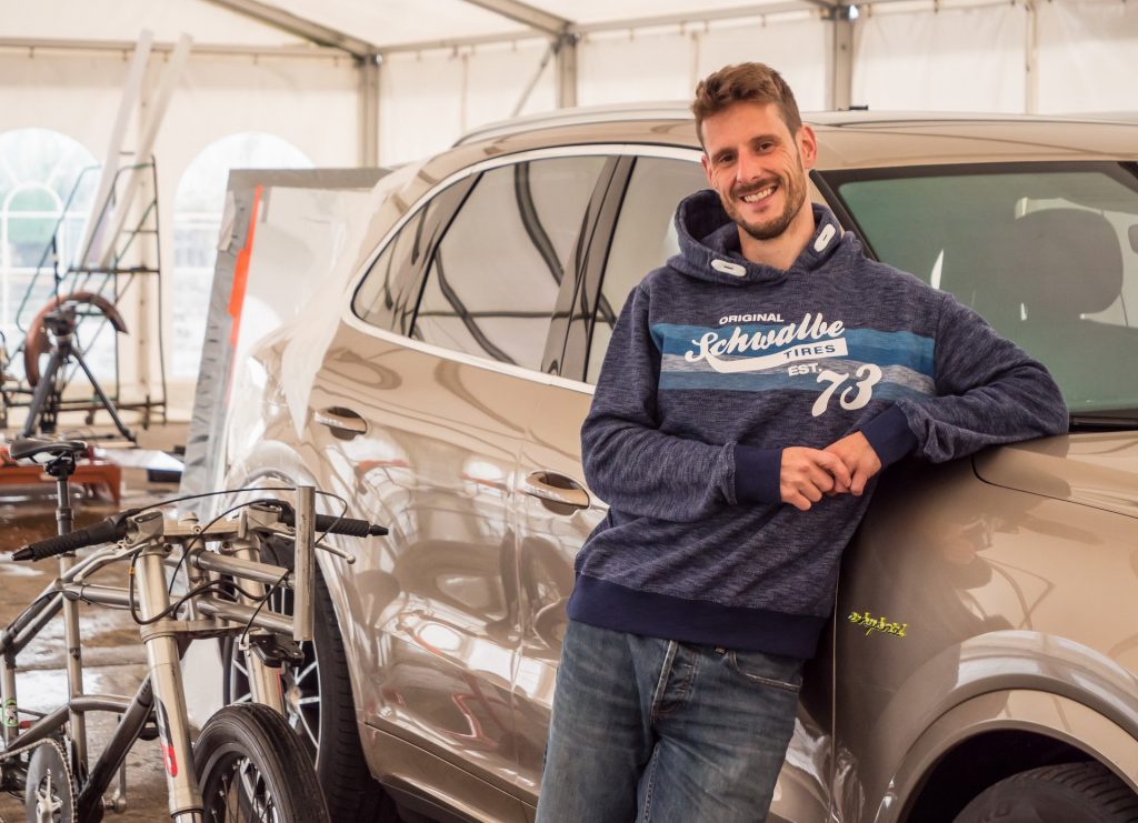 Un Porsche Cayenne Turbo S E-Hybrid pour un record à vélo