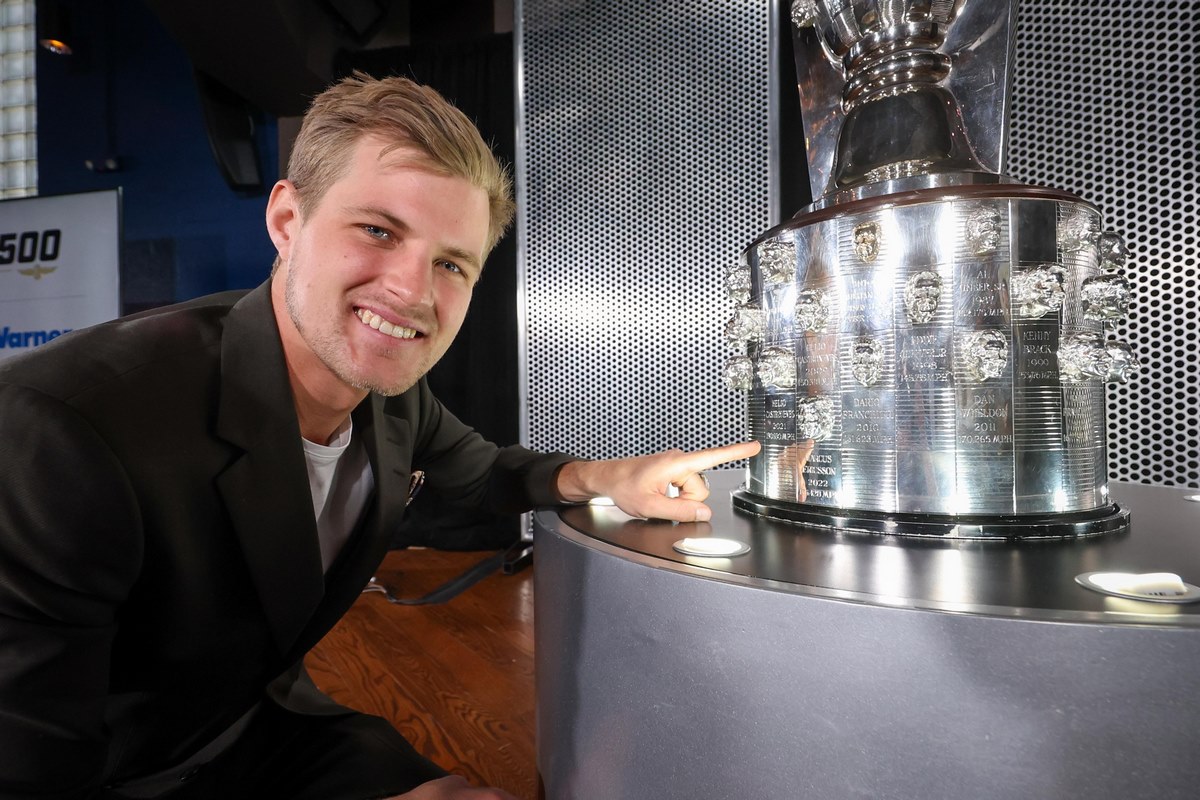 Marcus Ericsson dévoile son portrait sur le Borg-Warner Trophy